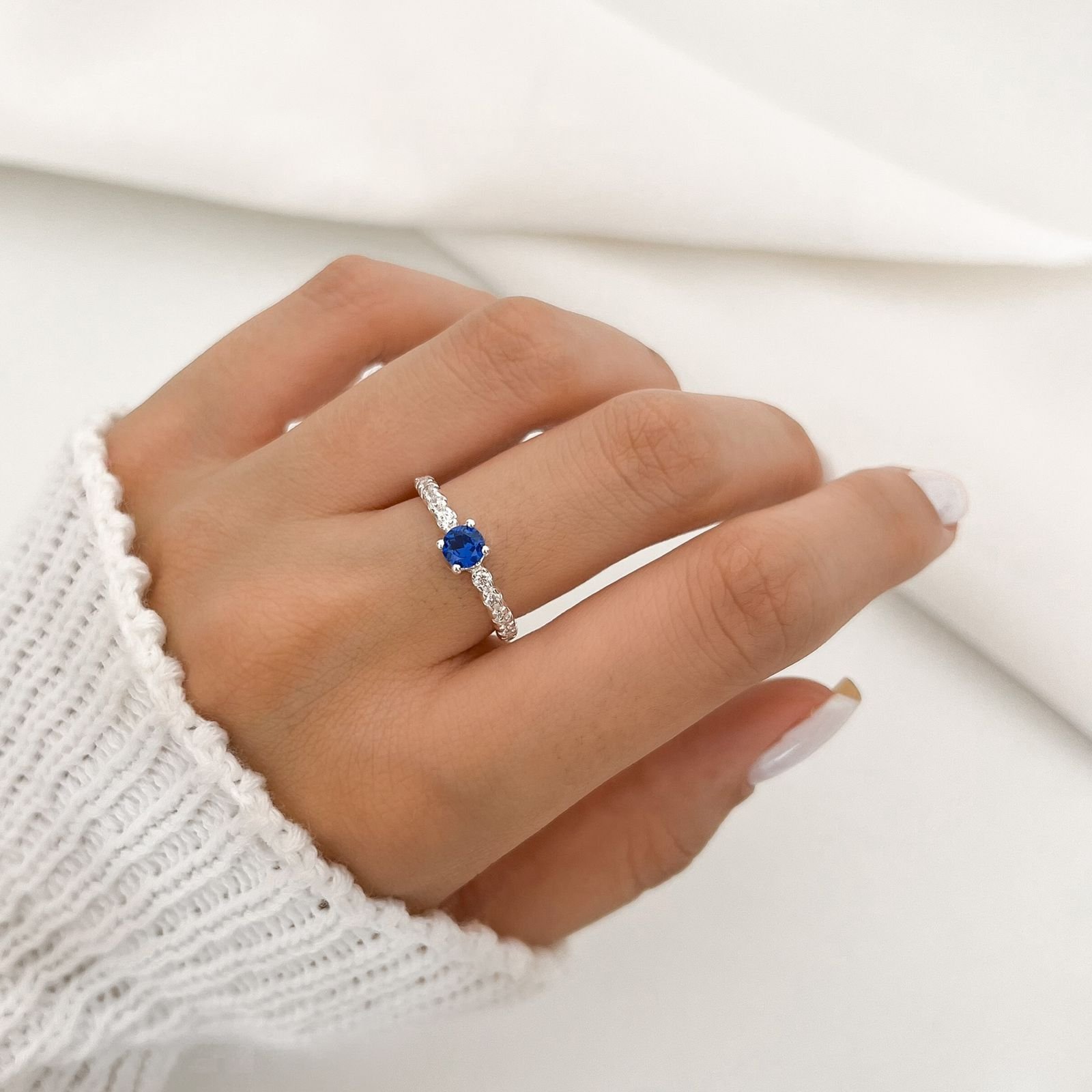 Anel solitário Cravejado Zircônia Azul Safira em Prata 925